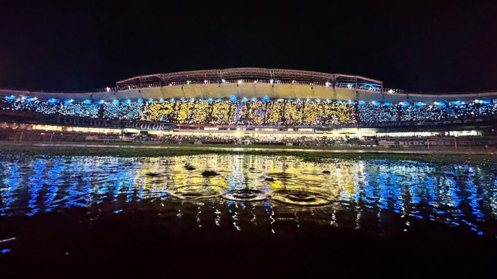 Mosaico em Led do Paysandu: Torcida da show na arquibancada do ...